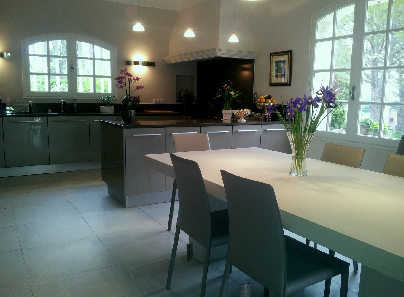 Cuisine avec coin repas : nos idées pour bien l’aménager